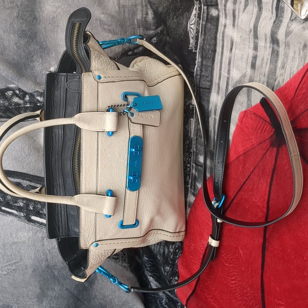Coach Swagger 27 With Carabiner Hardware Chalk - Gem